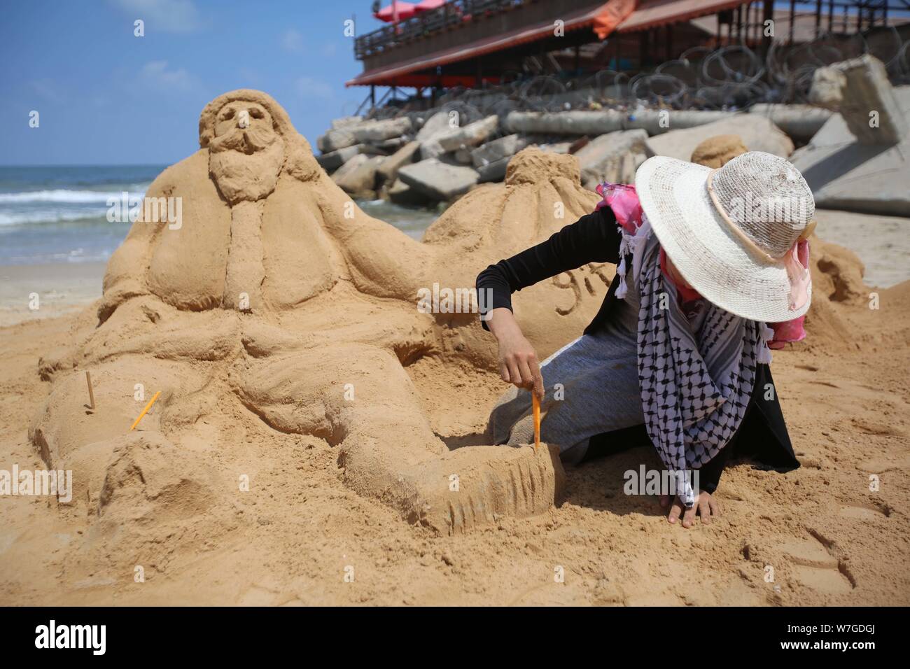 Gaza City, The Gaza Strip, Palestine. 6th Aug, 2019. Palestinian artist ...