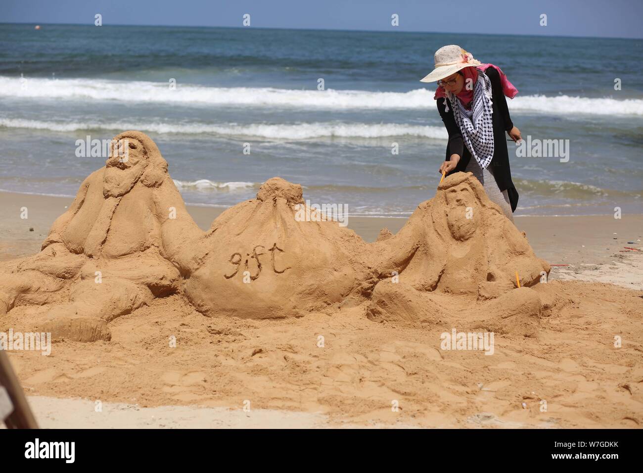 Gaza City, The Gaza Strip, Palestine. 6th Aug, 2019. Palestinian artist ...