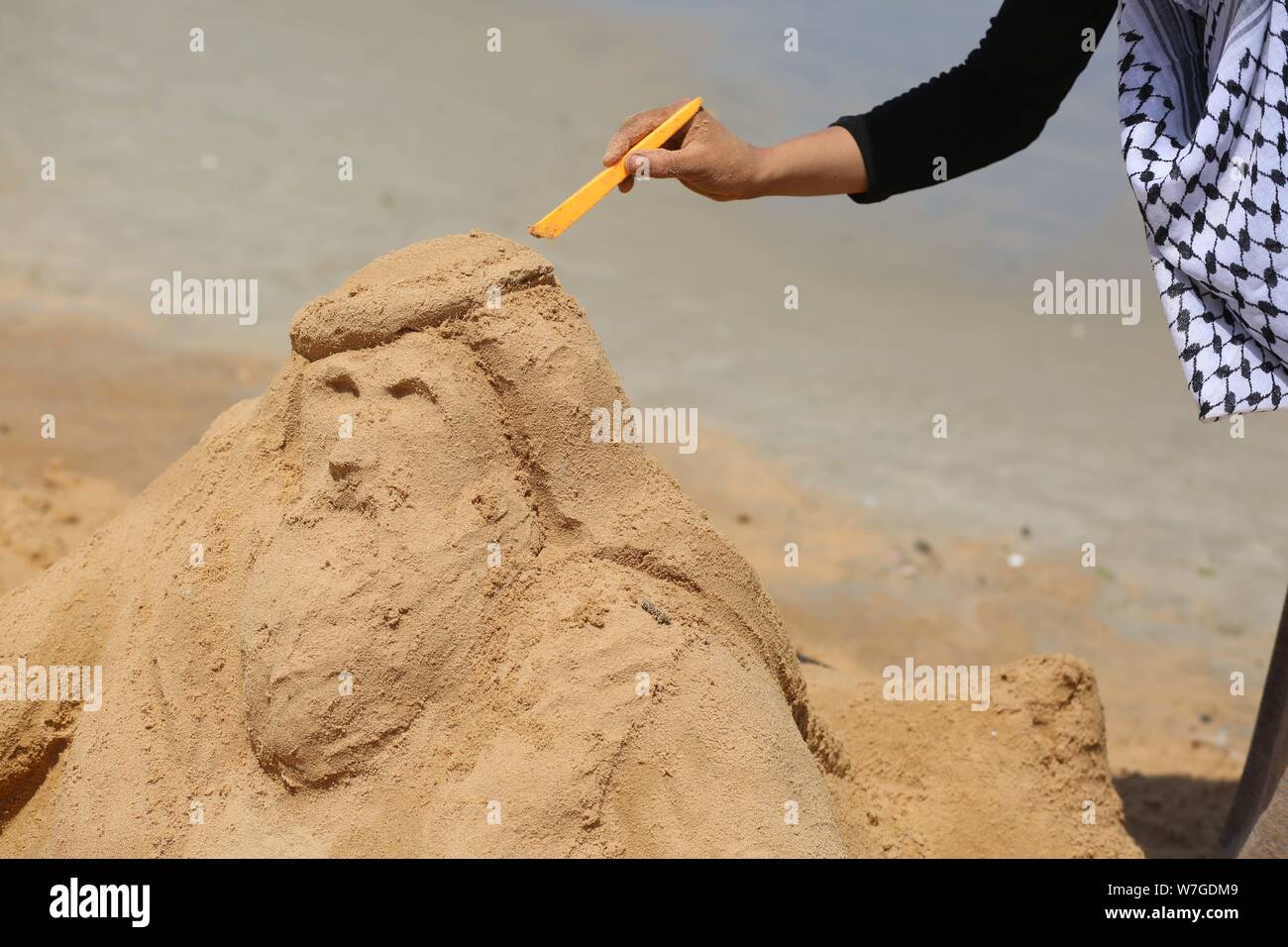 Gaza City, The Gaza Strip, Palestine. 6th Aug, 2019. Palestinian artist ...