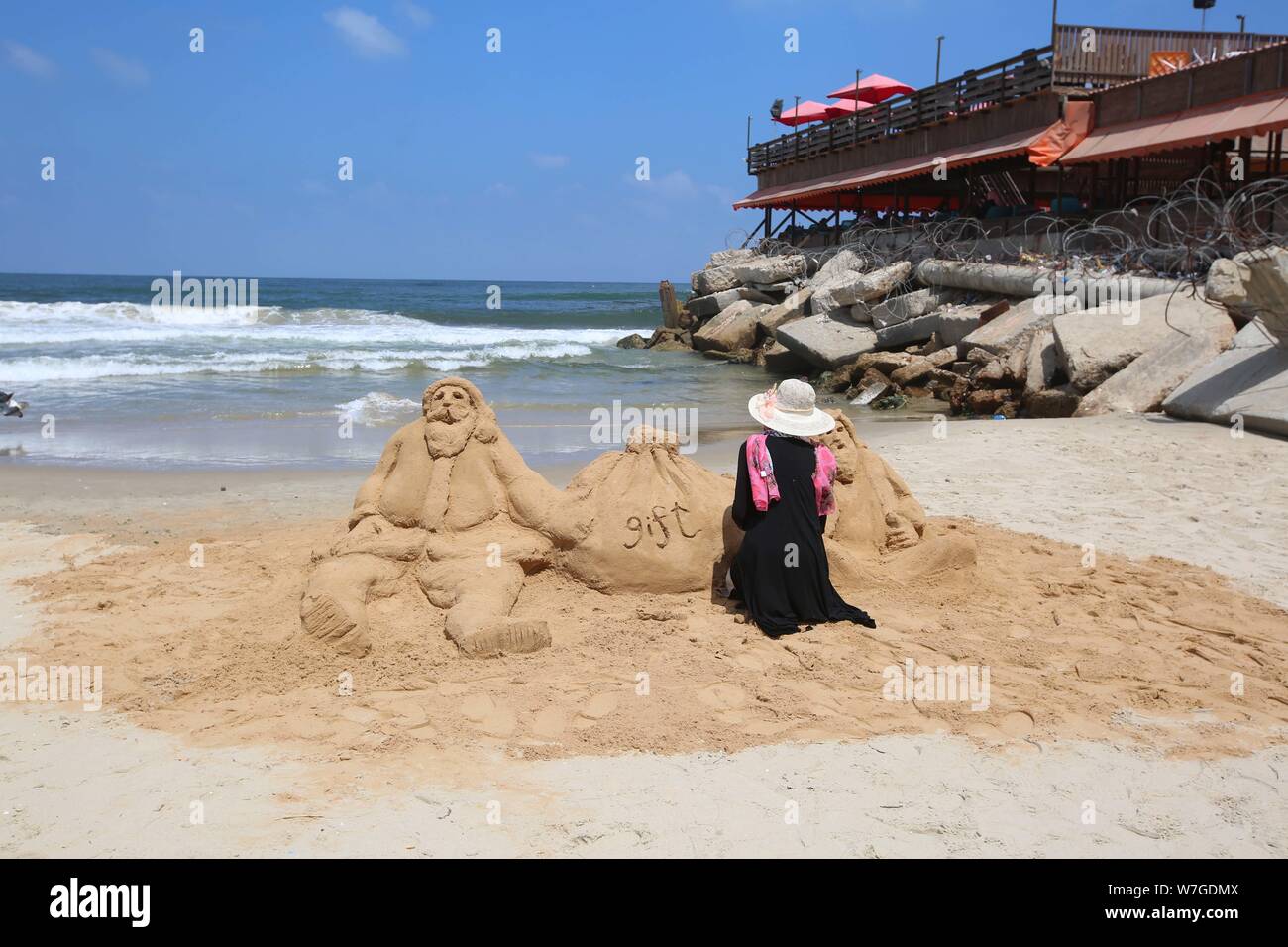 Gaza City, The Gaza Strip, Palestine. 6th Aug, 2019. Palestinian artist ...