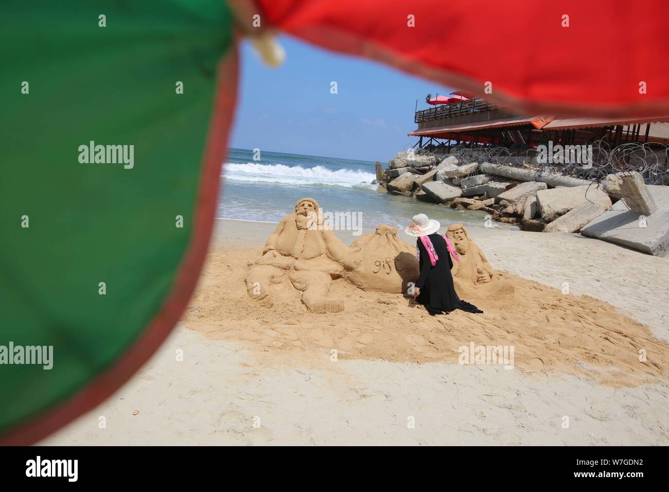 Gaza City, The Gaza Strip, Palestine. 6th Aug, 2019. Palestinian artist ...