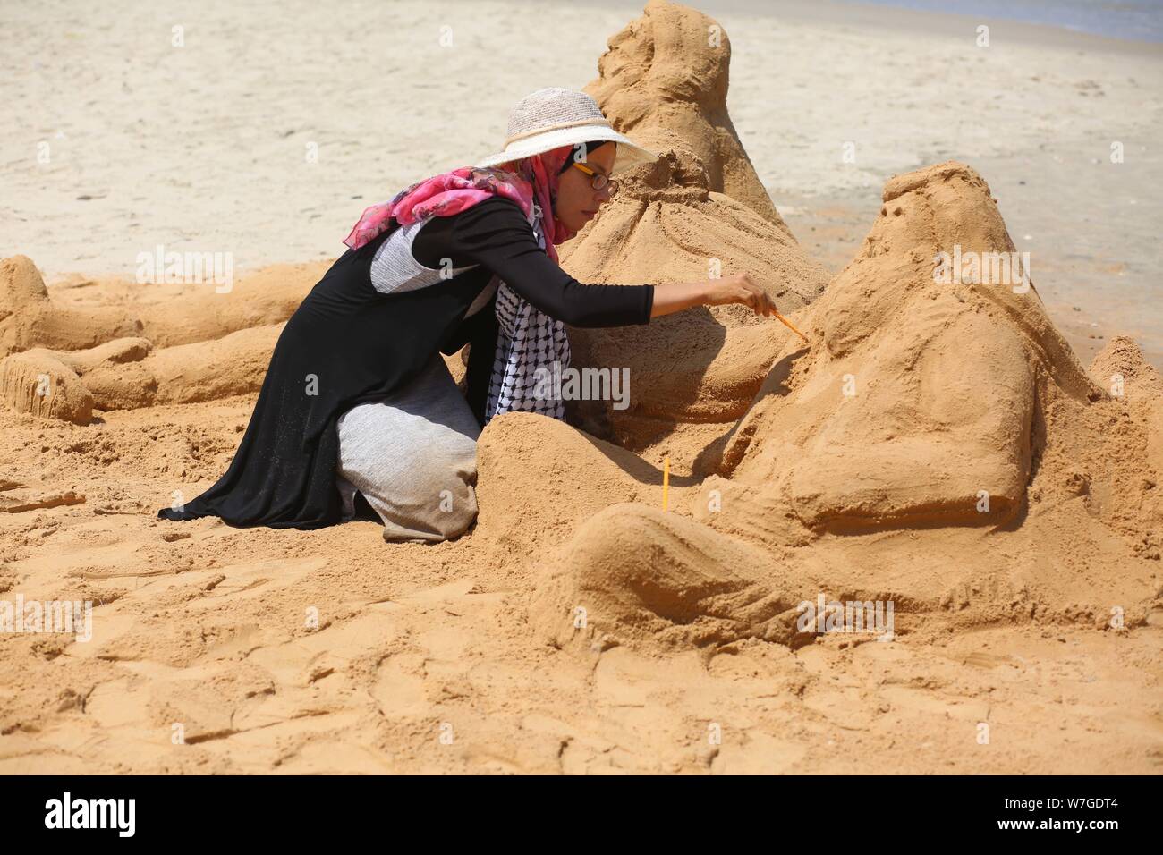 Gaza City, The Gaza Strip, Palestine. 6th Aug, 2019. Palestinian artist ...