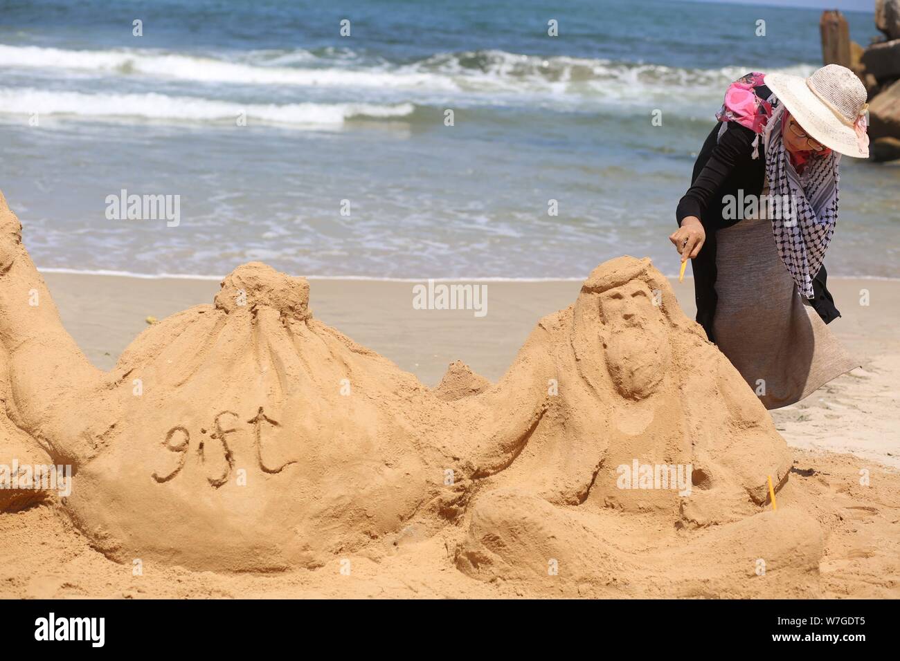 Gaza City, The Gaza Strip, Palestine. 6th Aug, 2019. Palestinian artist ...