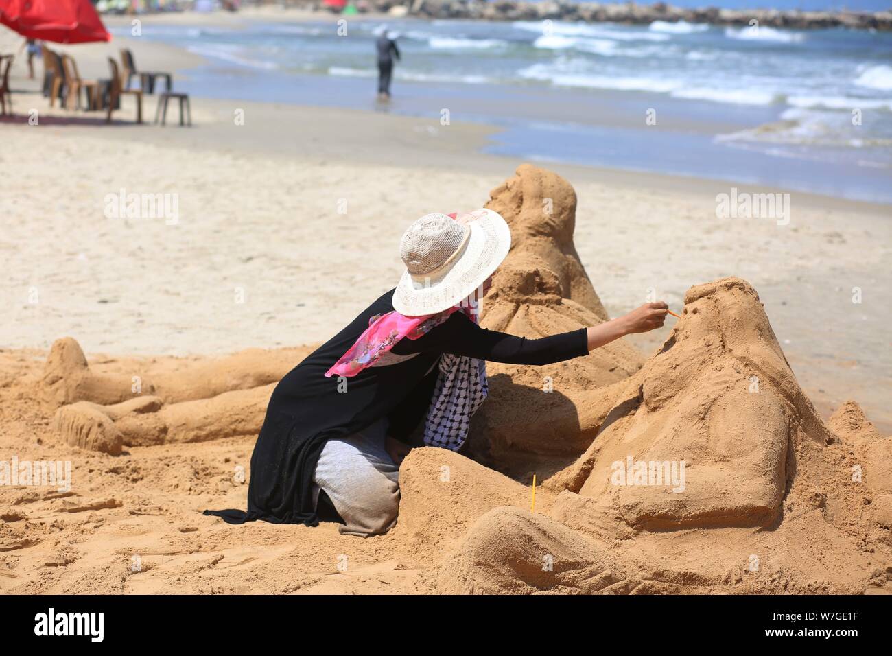 Gaza City, The Gaza Strip, Palestine. 6th Aug, 2019. Palestinian artist ...