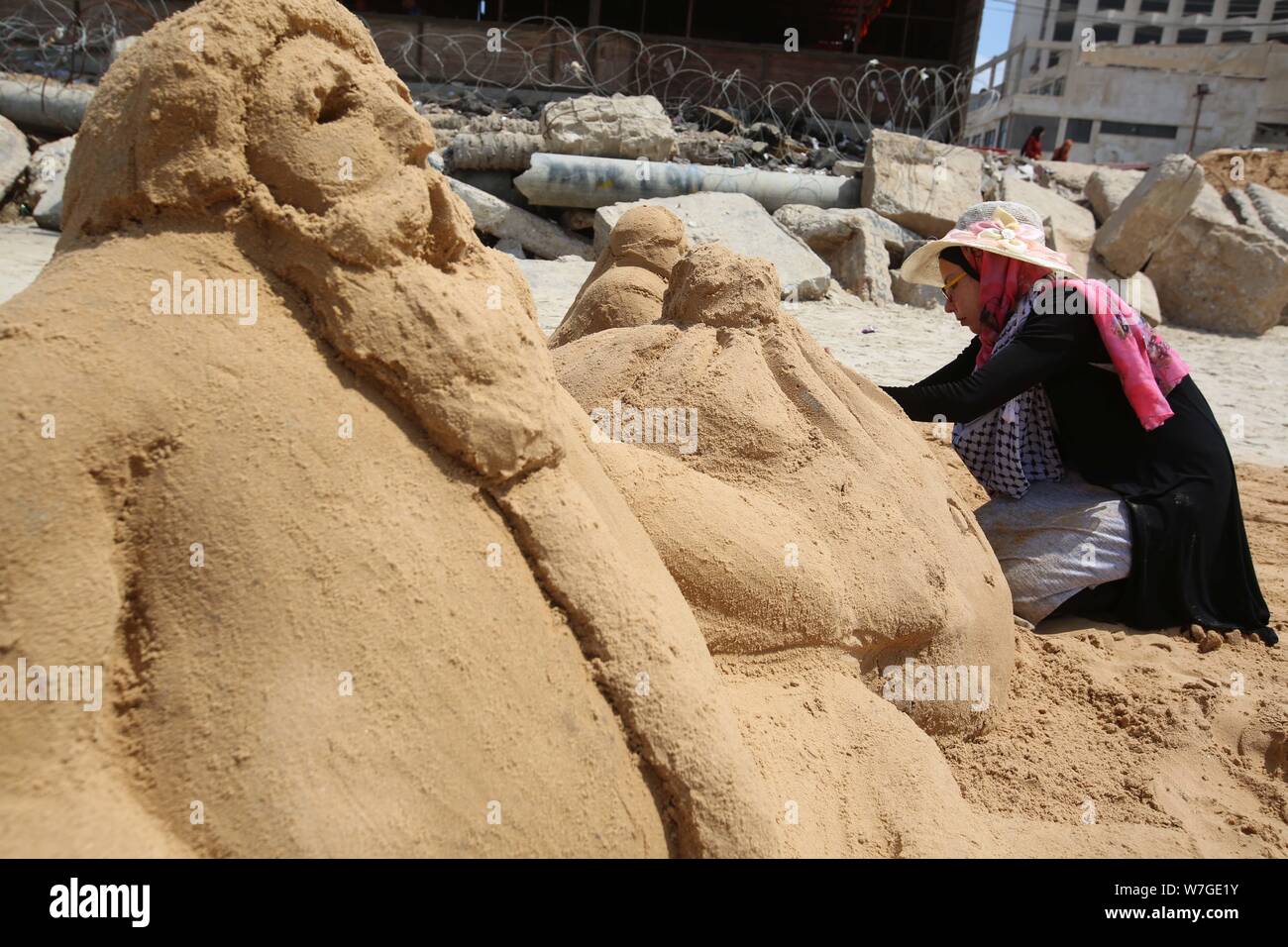 Gaza City, The Gaza Strip, Palestine. 6th Aug, 2019. Palestinian artist ...