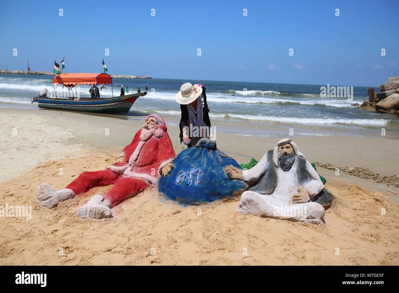 Gaza City, The Gaza Strip, Palestine. 6th Aug, 2019. Palestinian artist ...