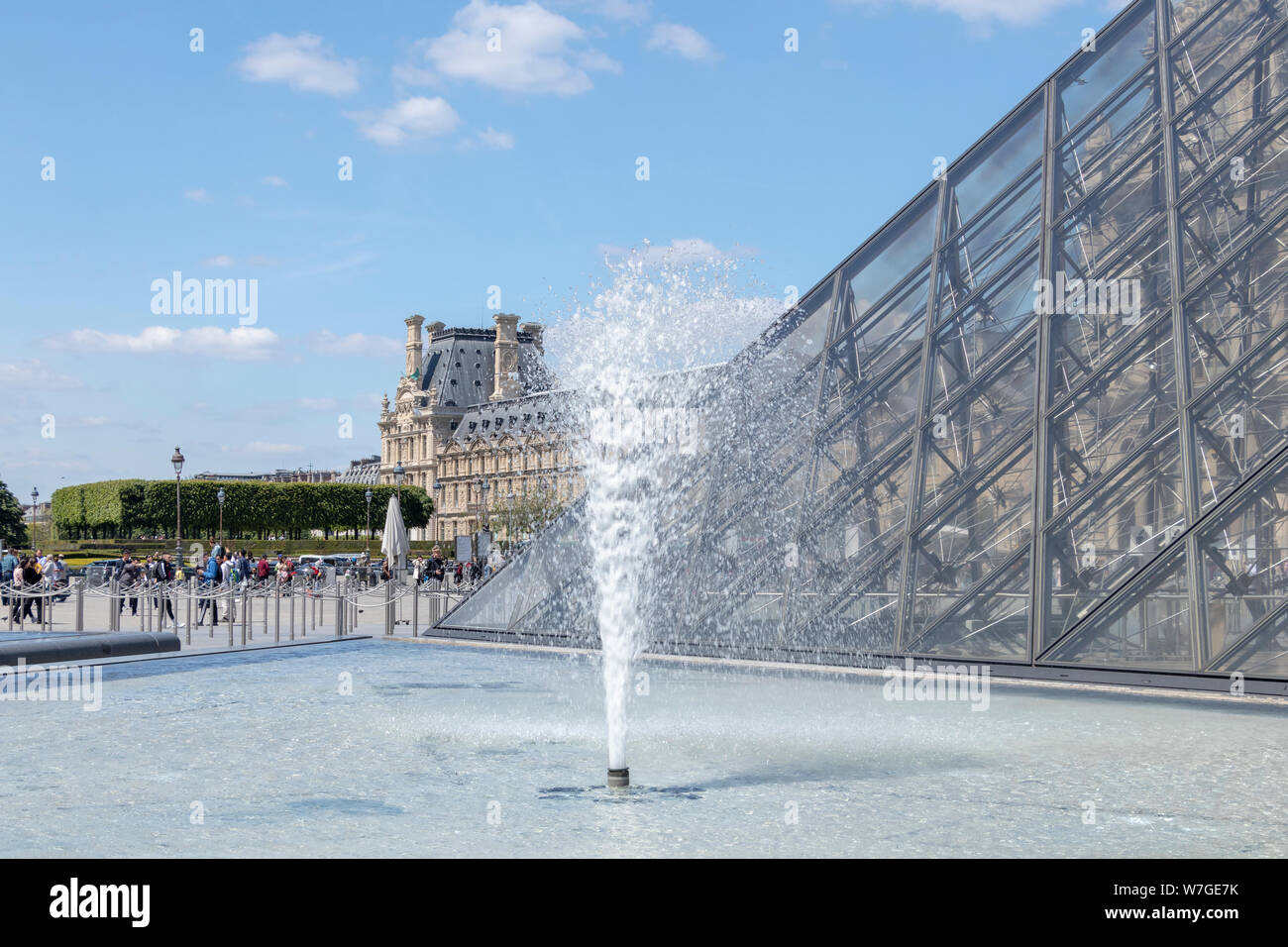Louvres pyramid hi-res stock photography and images - Alamy