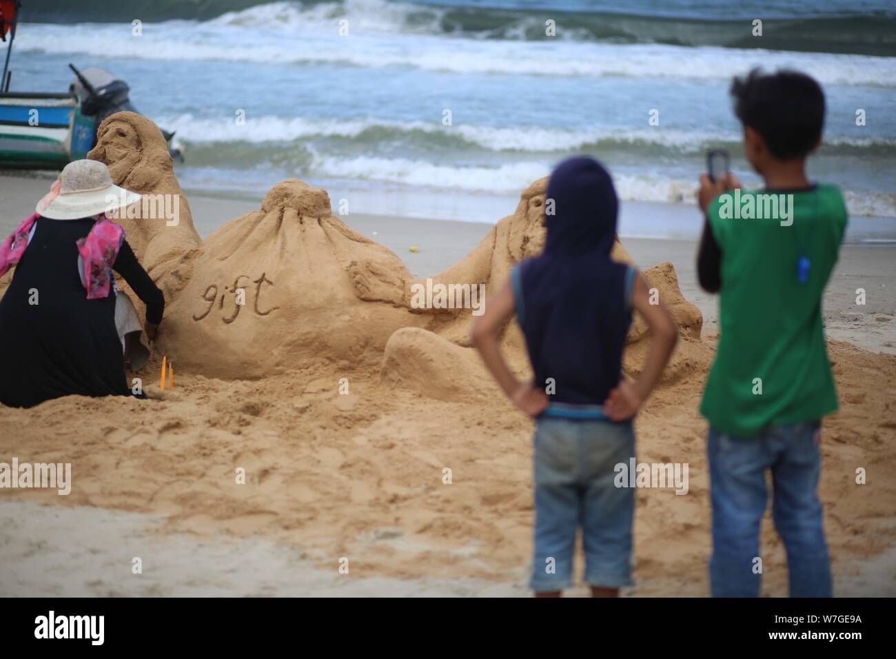Gaza City, The Gaza Strip, Palestine. 6th Aug, 2019. Palestinian artist ...