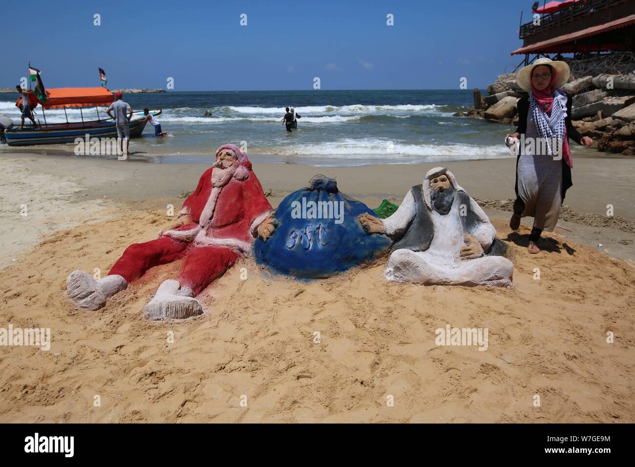 Gaza City, The Gaza Strip, Palestine. 6th Aug, 2019. Palestinian artist ...