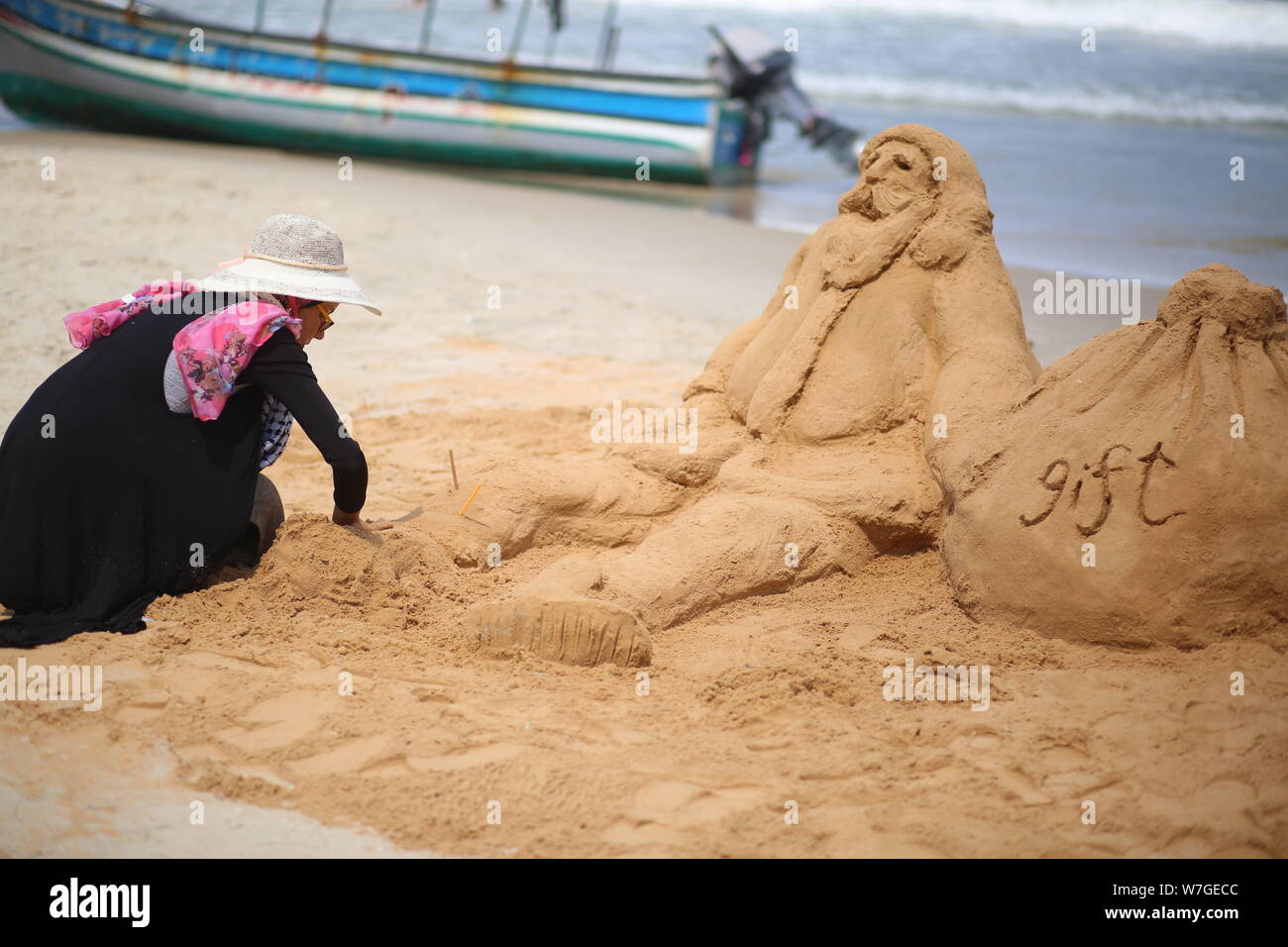 Gaza City, The Gaza Strip, Palestine. 6th Aug, 2019. Palestinian artist ...