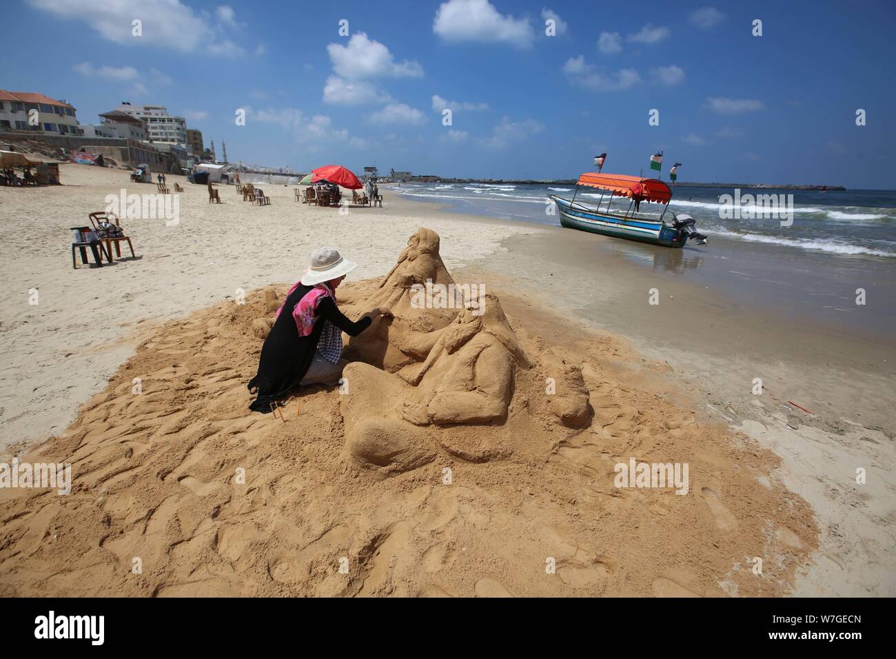 Gaza City, The Gaza Strip, Palestine. 6th Aug, 2019. Palestinian artist ...