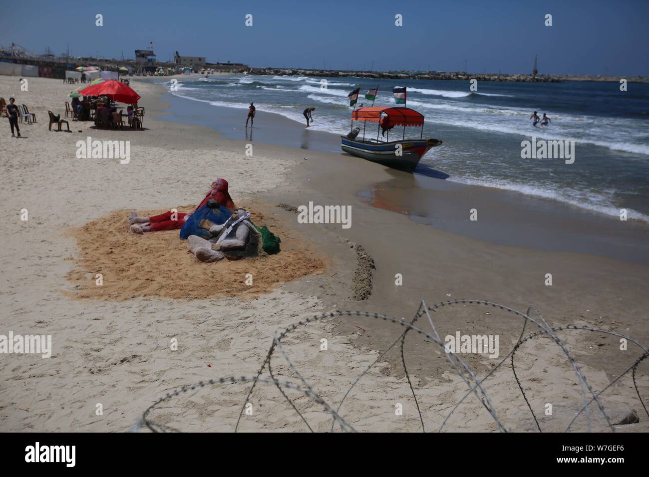 Gaza City, The Gaza Strip, Palestine. 6th Aug, 2019. Palestinian artist ...