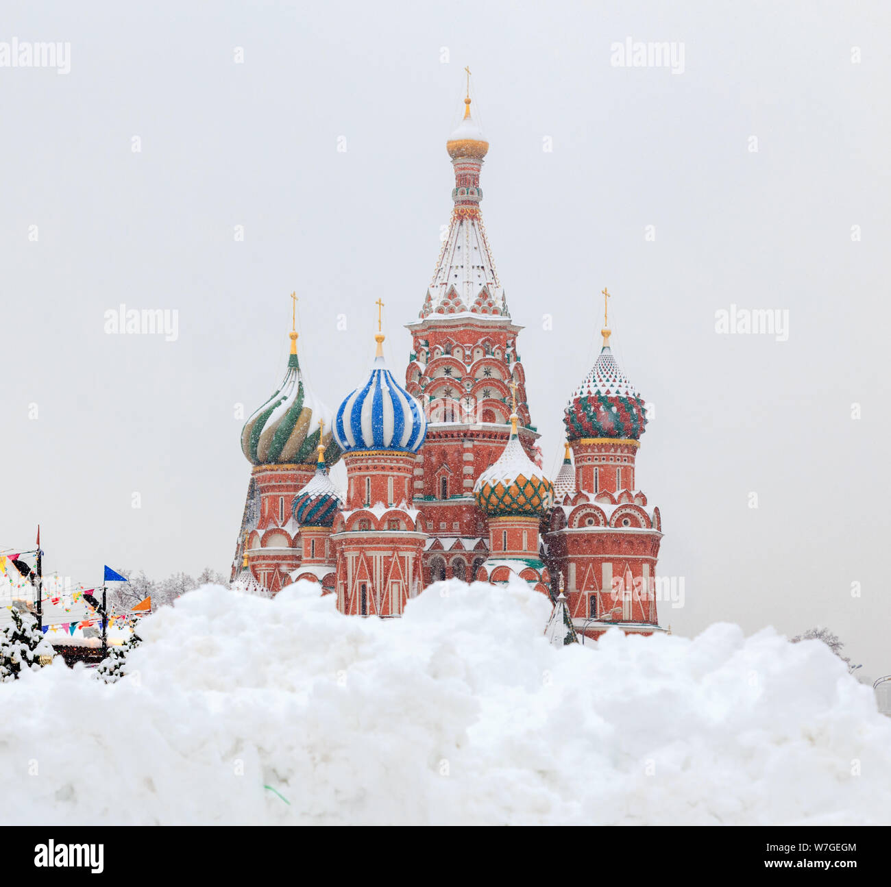 Saint Basils cathedral in snowbank on the Red Square in Moscow. St ...