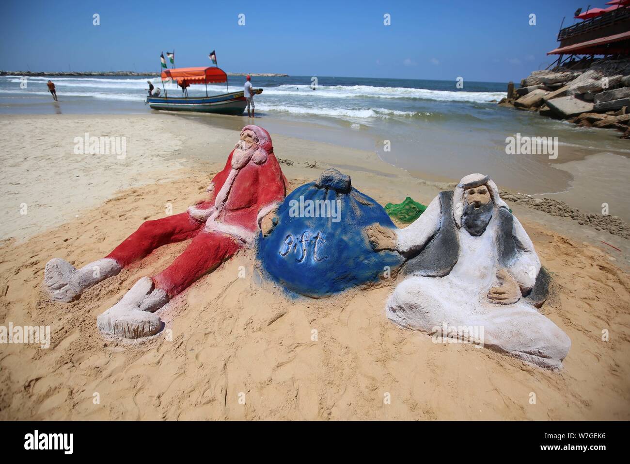 Gaza City, The Gaza Strip, Palestine. 6th Aug, 2019. Palestinian artist ...