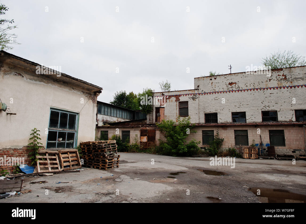 Industrial exterior of an old abandoned factory Stock Photo - Alamy