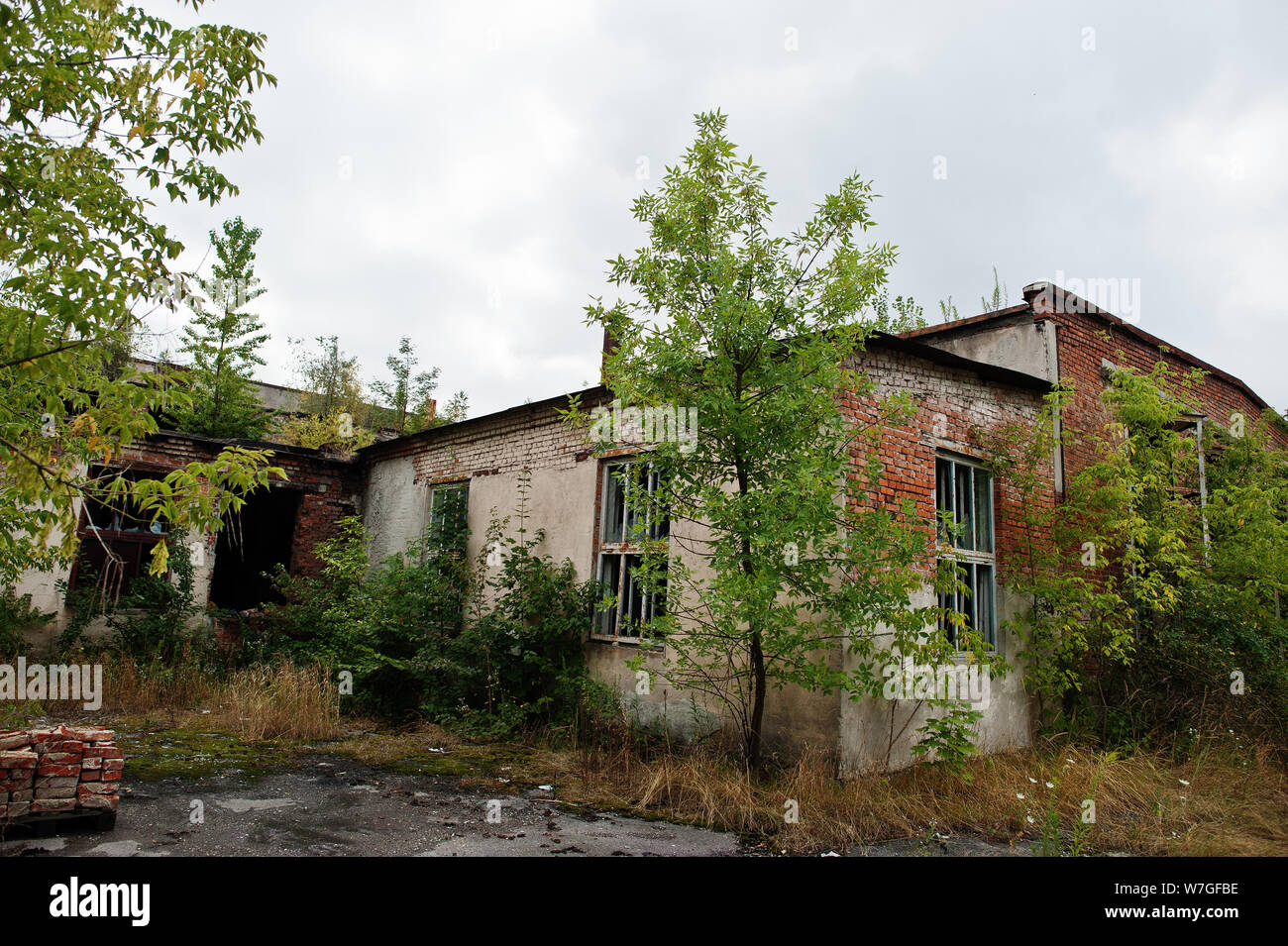 Industrial exterior of an old abandoned factory Stock Photo - Alamy
