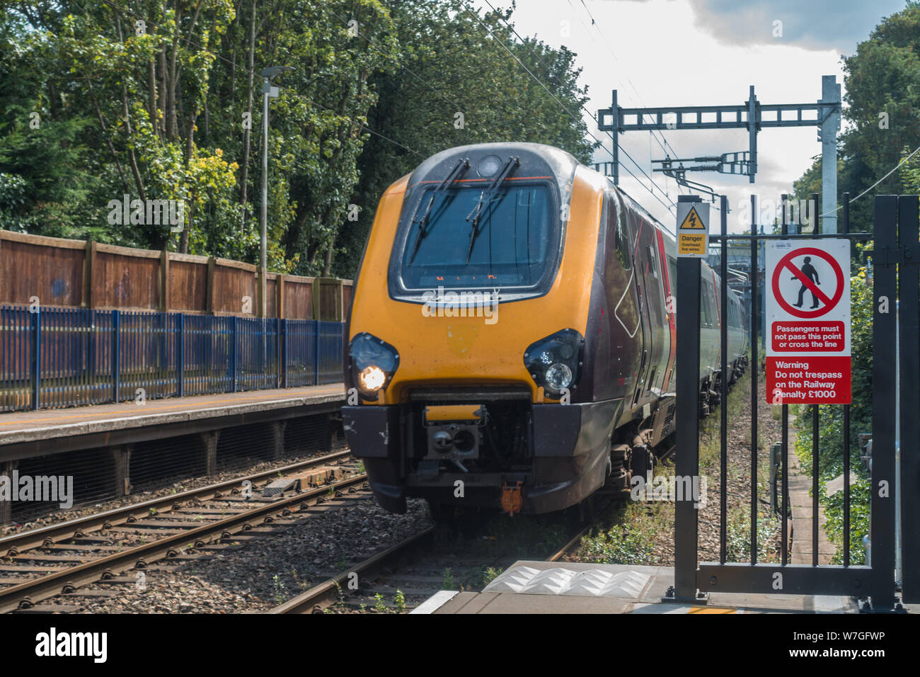 A High Speed Intercity train passes through Reading West Railway ...