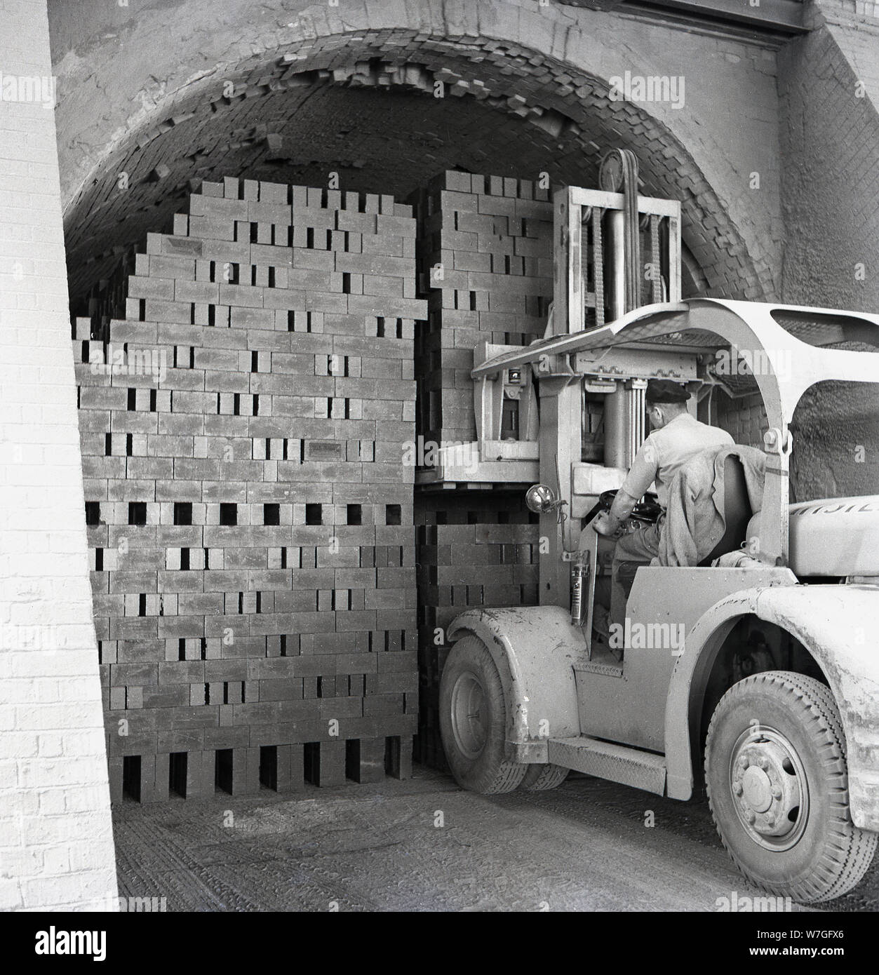 Forklift operator 1950s hi-res stock photography and images - Alamy