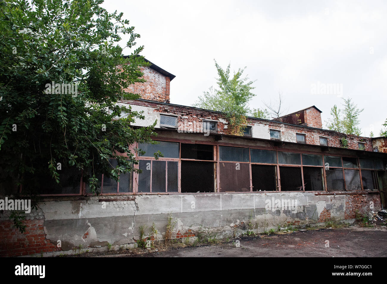 Industrial exterior of an old abandoned factory Stock Photo - Alamy