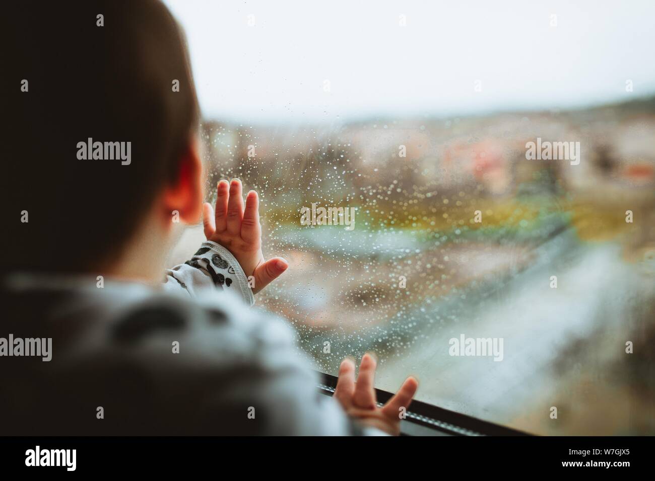 Child look through window house hi-res stock photography and images - Alamy