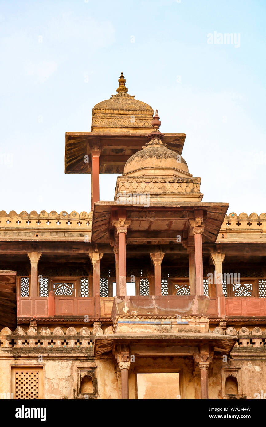 Ornate dome roofs of the Orchha Palace in sunset, Orchha, India Stock ...