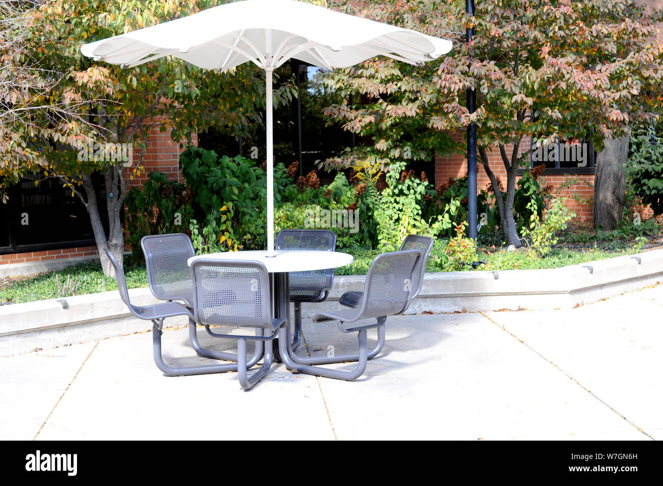 rest table and chairs for students at a campus Stock Photo - Alamy