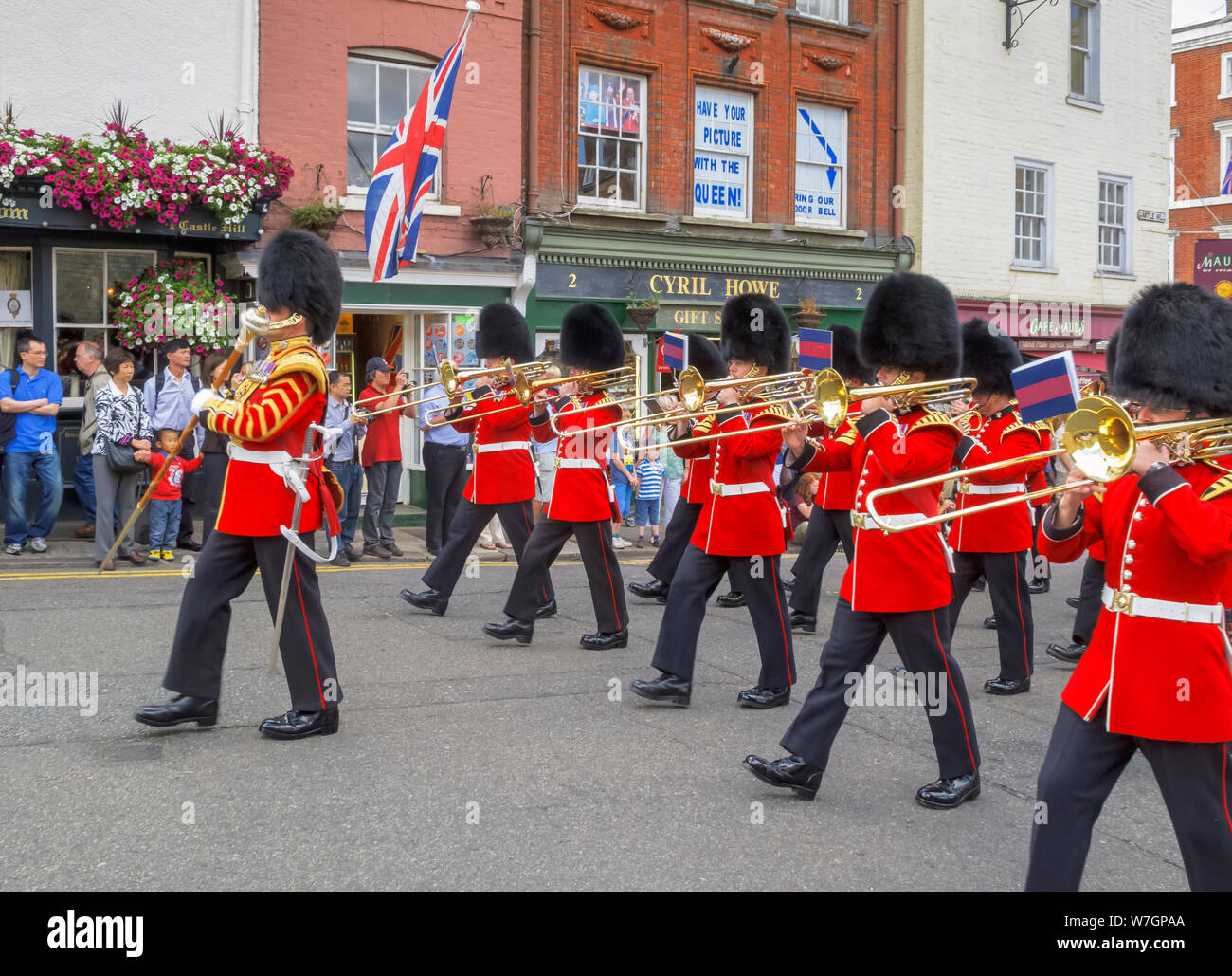Changing guard windsor castle hi-res stock photography and images - Alamy