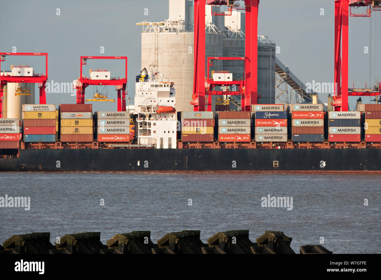 Container ship being unloaded at Liverpool2 a new deep-water container ...