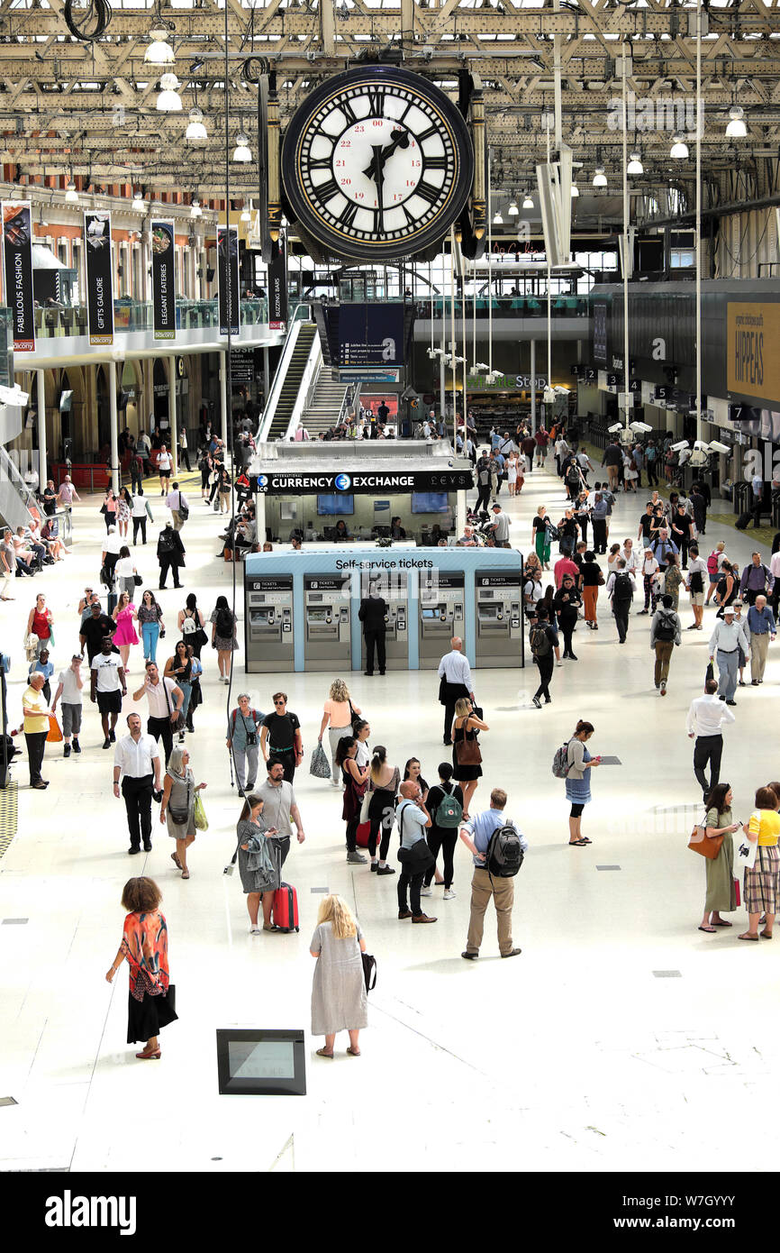 Under clock waterloo station concourse hi-res stock photography and ...