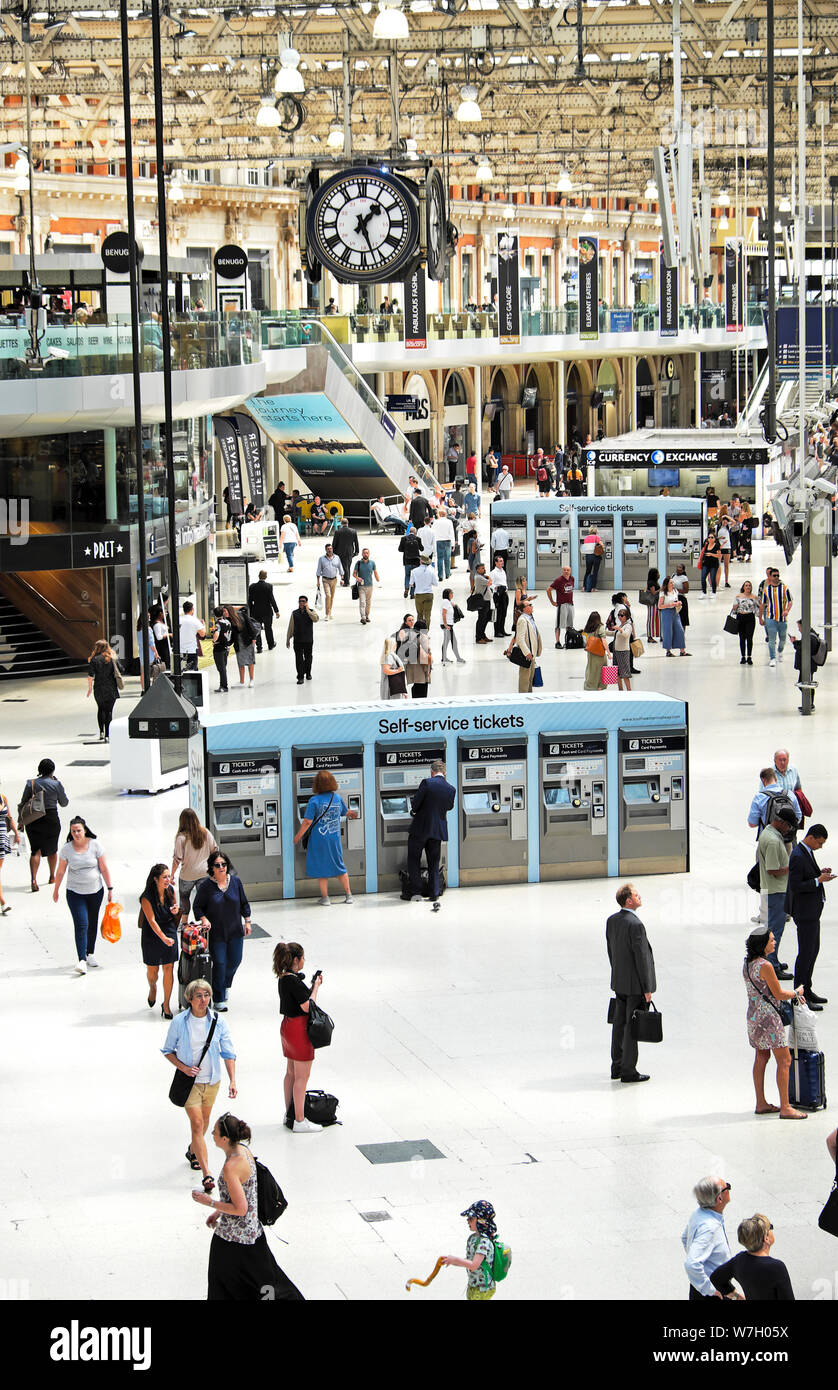 Station clock london hi-res stock photography and images - Alamy