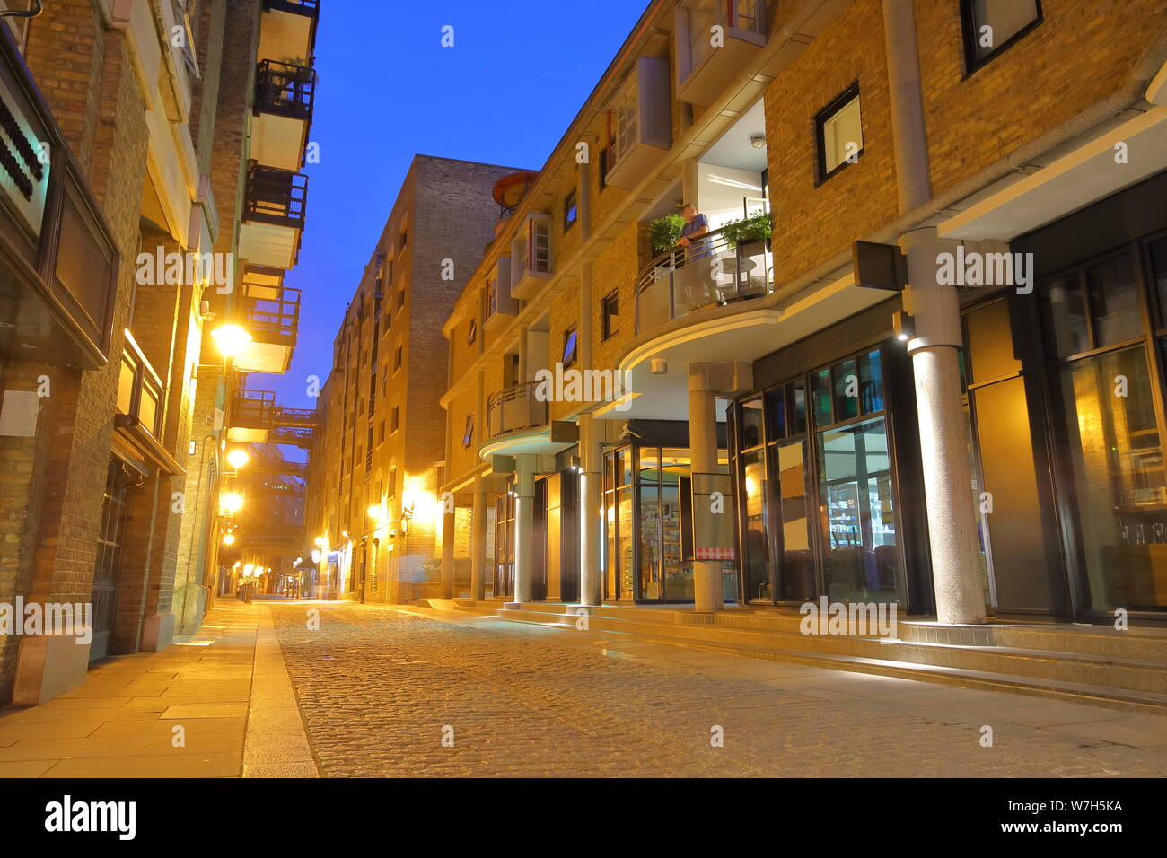 London apartment at night hi-res stock photography and images - Alamy