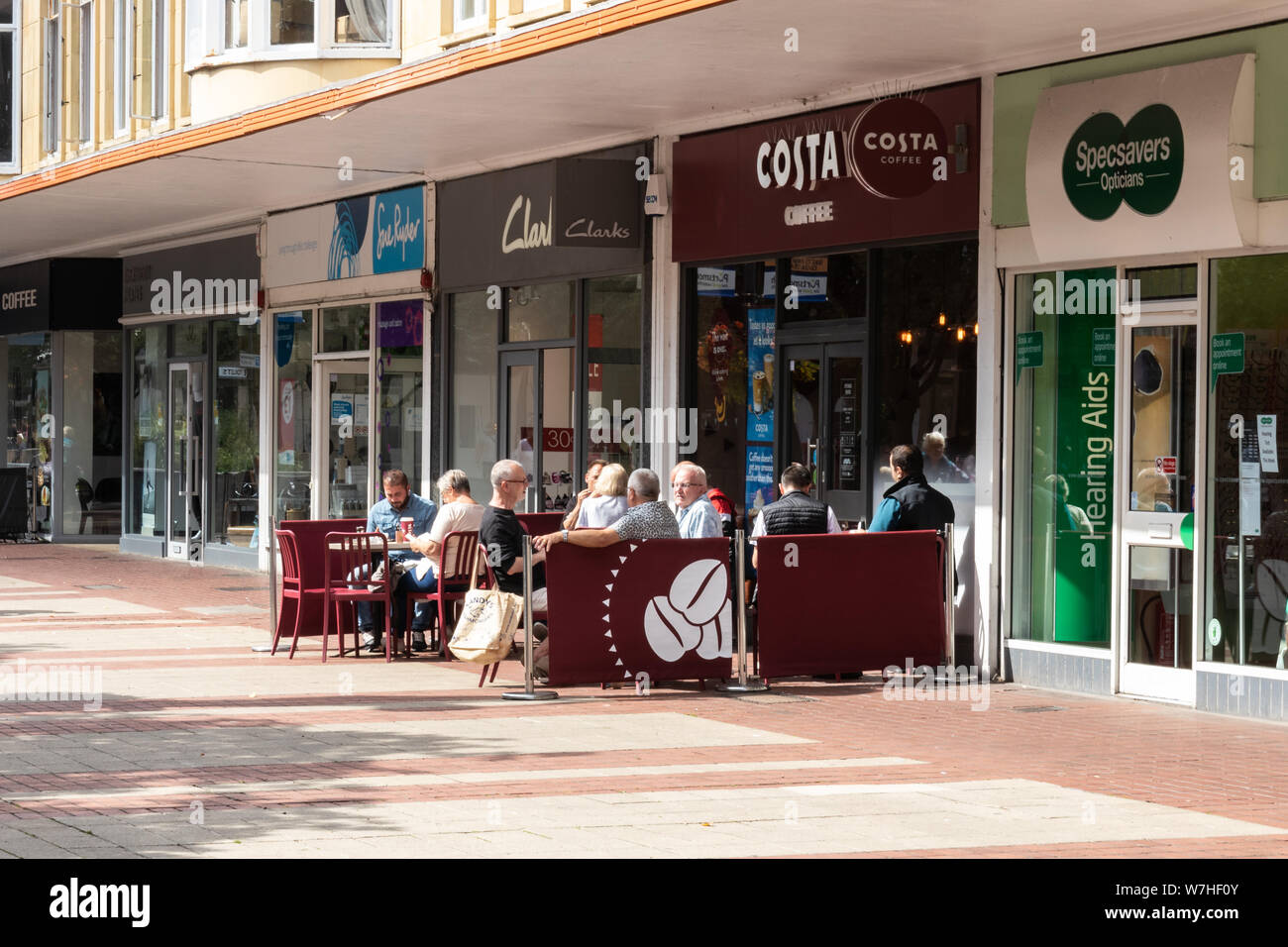 People enjoying coffee outside hi-res stock photography and images - Alamy