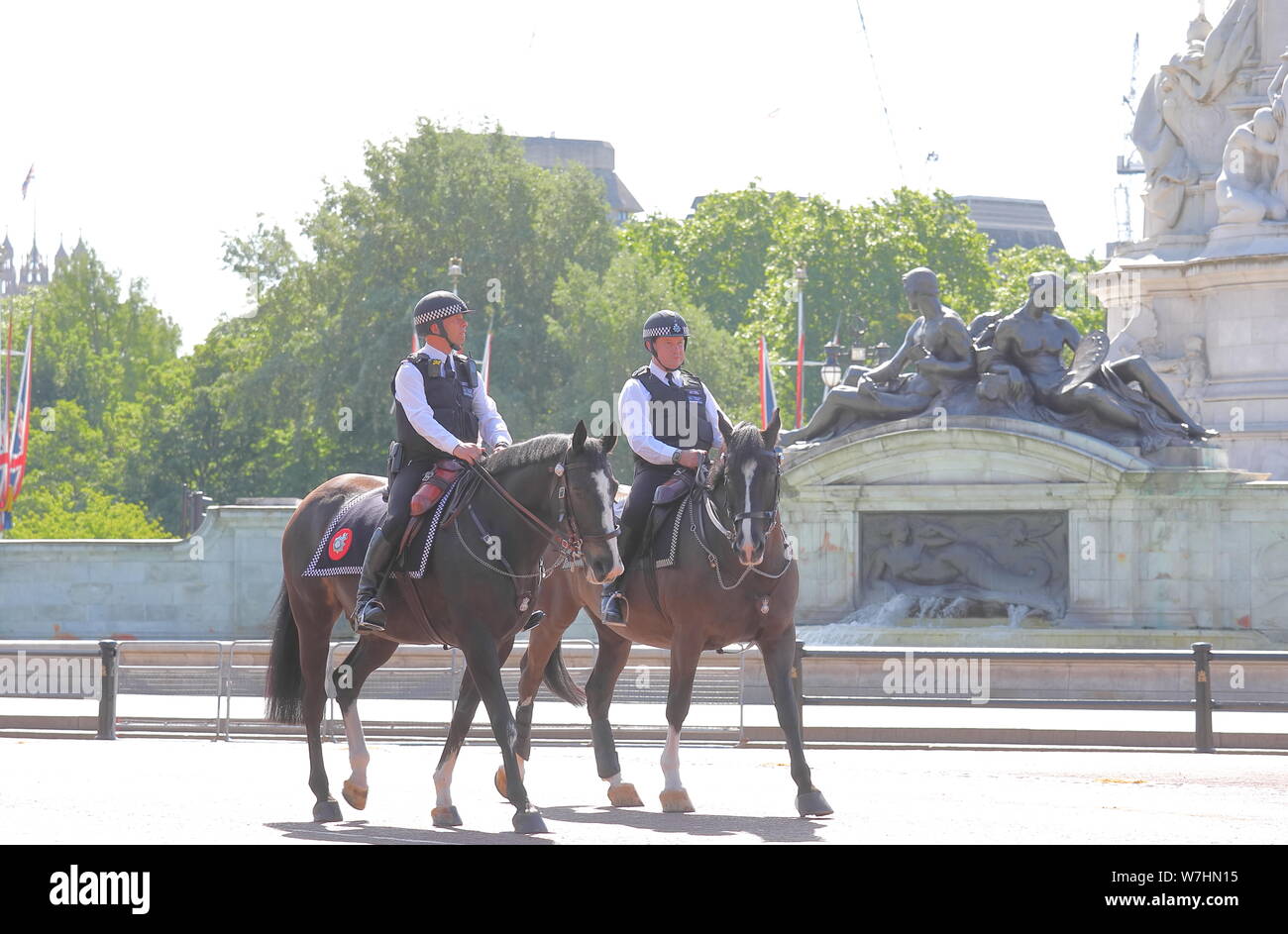 Metropolitan Police officer ride horses in Buckingham palace London UK ...