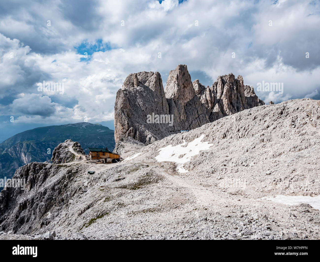 The delightful Santner Pass hut mountain refuge in the Rosengarten area ...