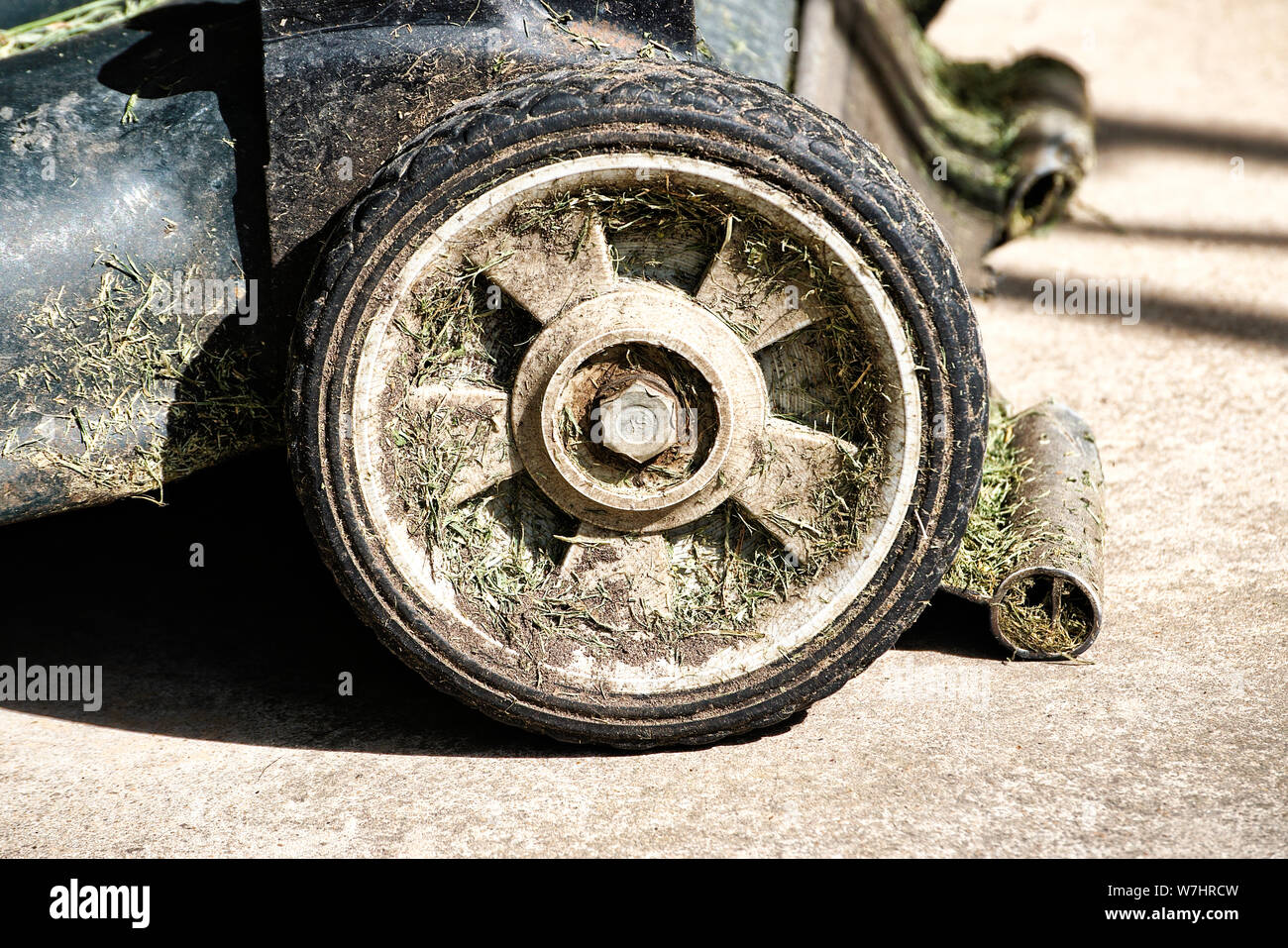 Rusty lawn mower hi-res stock photography and images - Alamy