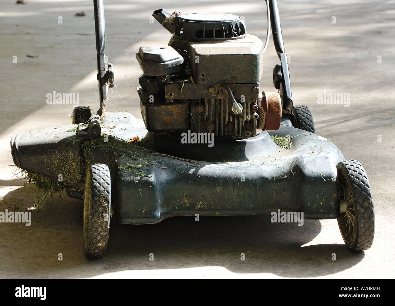 Rusty lawn mower Stock Photo - Alamy