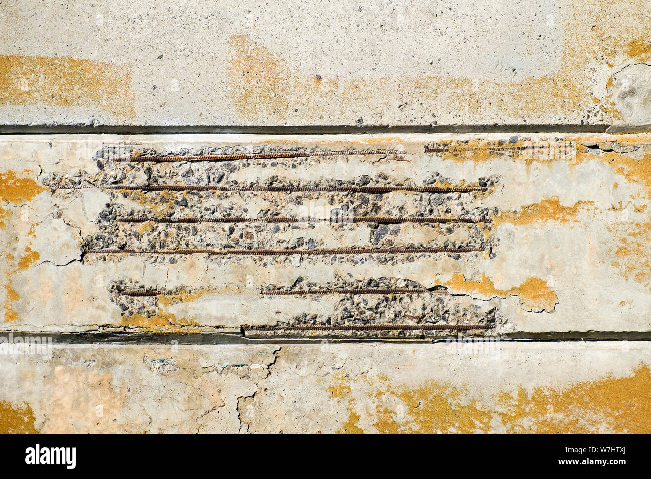 Crumbling surface of concrete slabs, in which the reinforcement bars ...