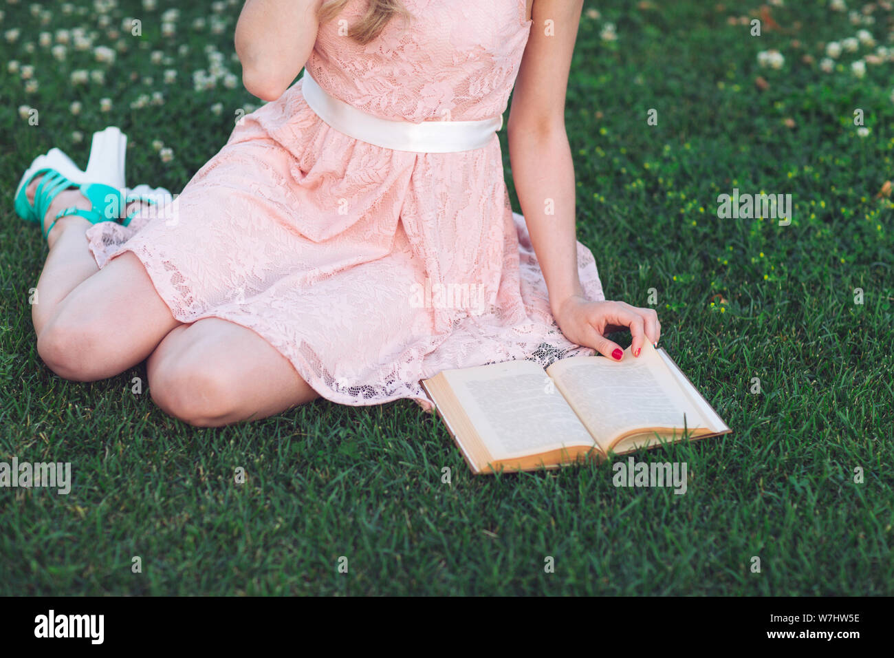 Girl reading grass vintage hi-res stock photography and images - Alamy
