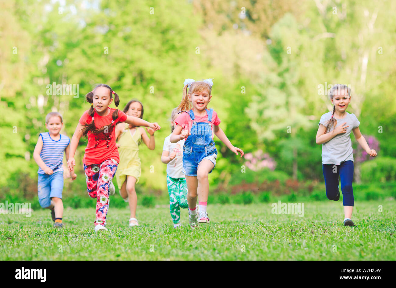 Children running group hi-res stock photography and images - Alamy