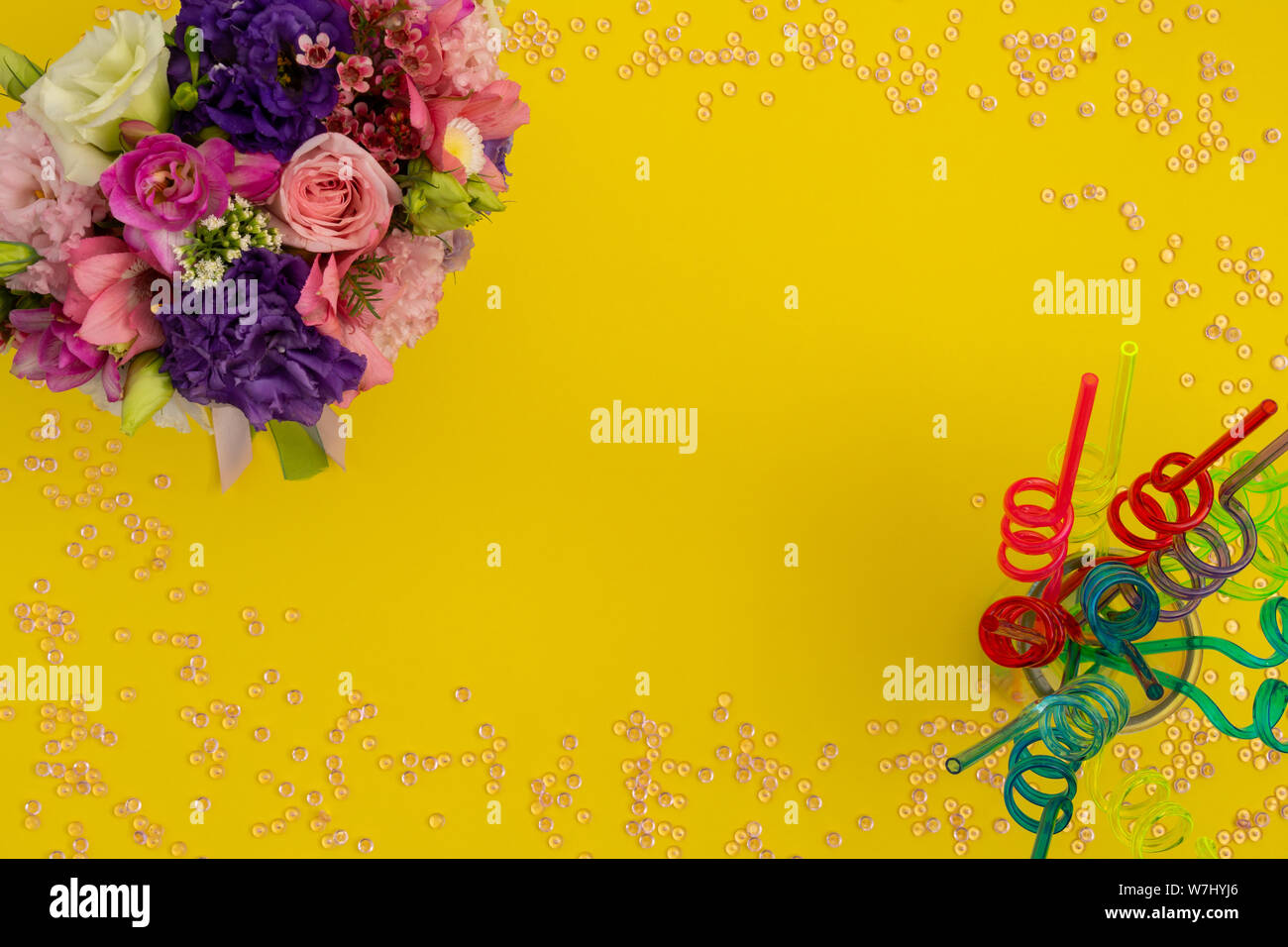 Spiral straws on a jar fronting flower arrangements Stock Photo - Alamy