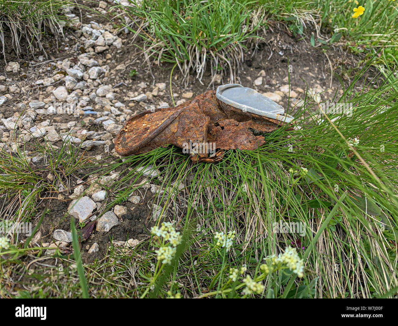 Old rusty can hi-res stock photography and images - Alamy