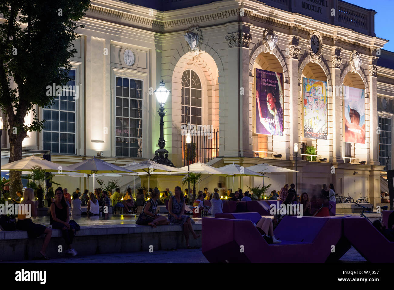 Wien, Vienna: Museumsquartier (MQ), Kunsthalle, people in 07. Neubau ...