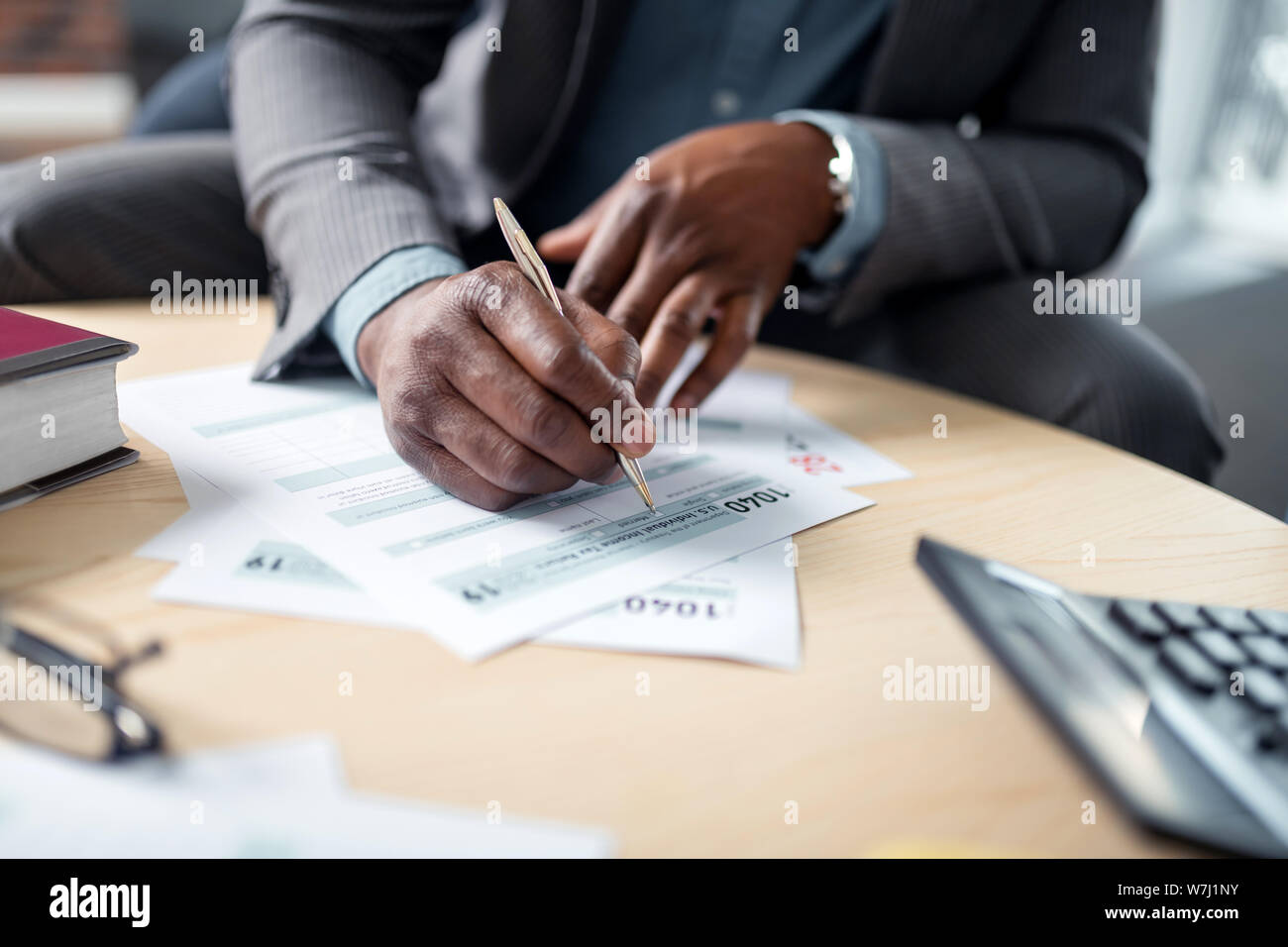 Signing table hi-res stock photography and images - Alamy