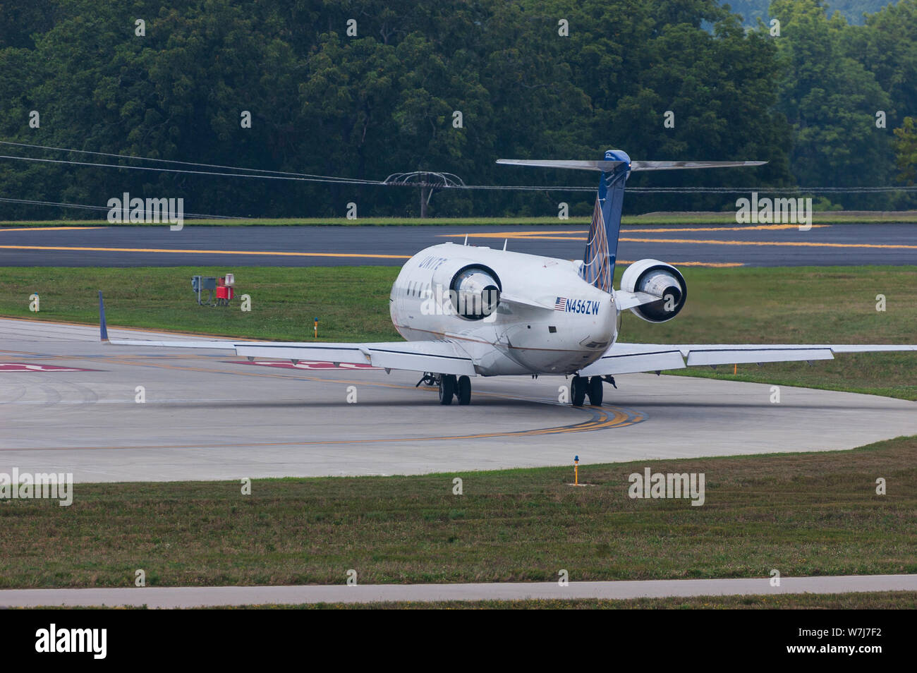 Canadair Regional Jet CRJ-200 taking off from Lexington Bluegrass ...