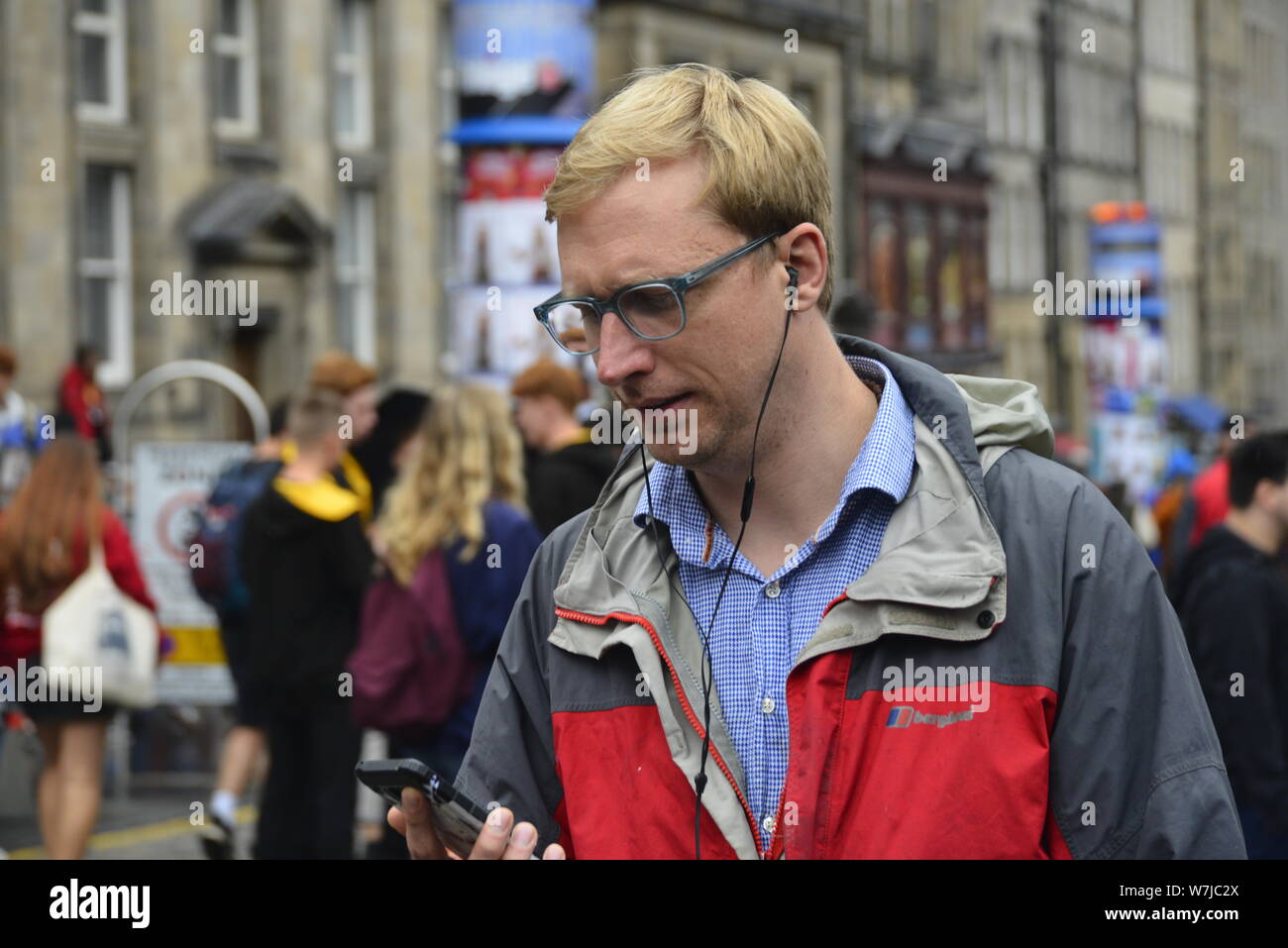 People in Edinburgh visiting the Edinburgh Festival Fringe Stock Photo ...