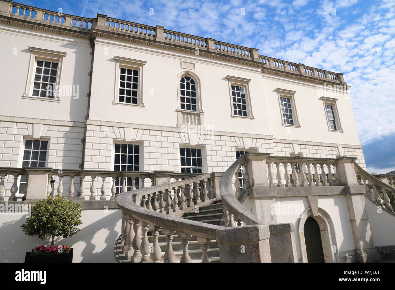 Uk house exterior front hi-res stock photography and images - Alamy