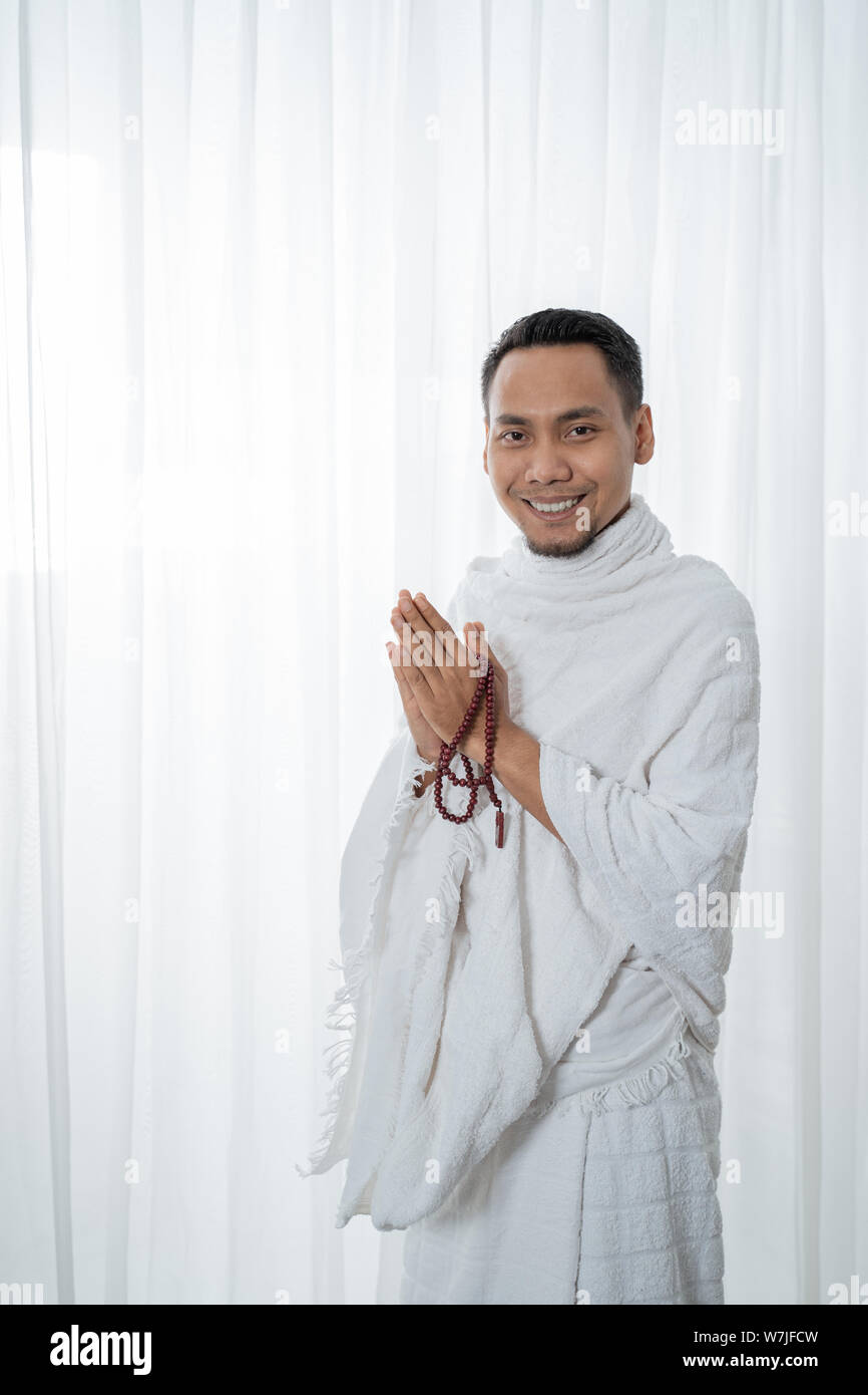 pose muslim asian man standing with tasbih Stock Photo - Alamy