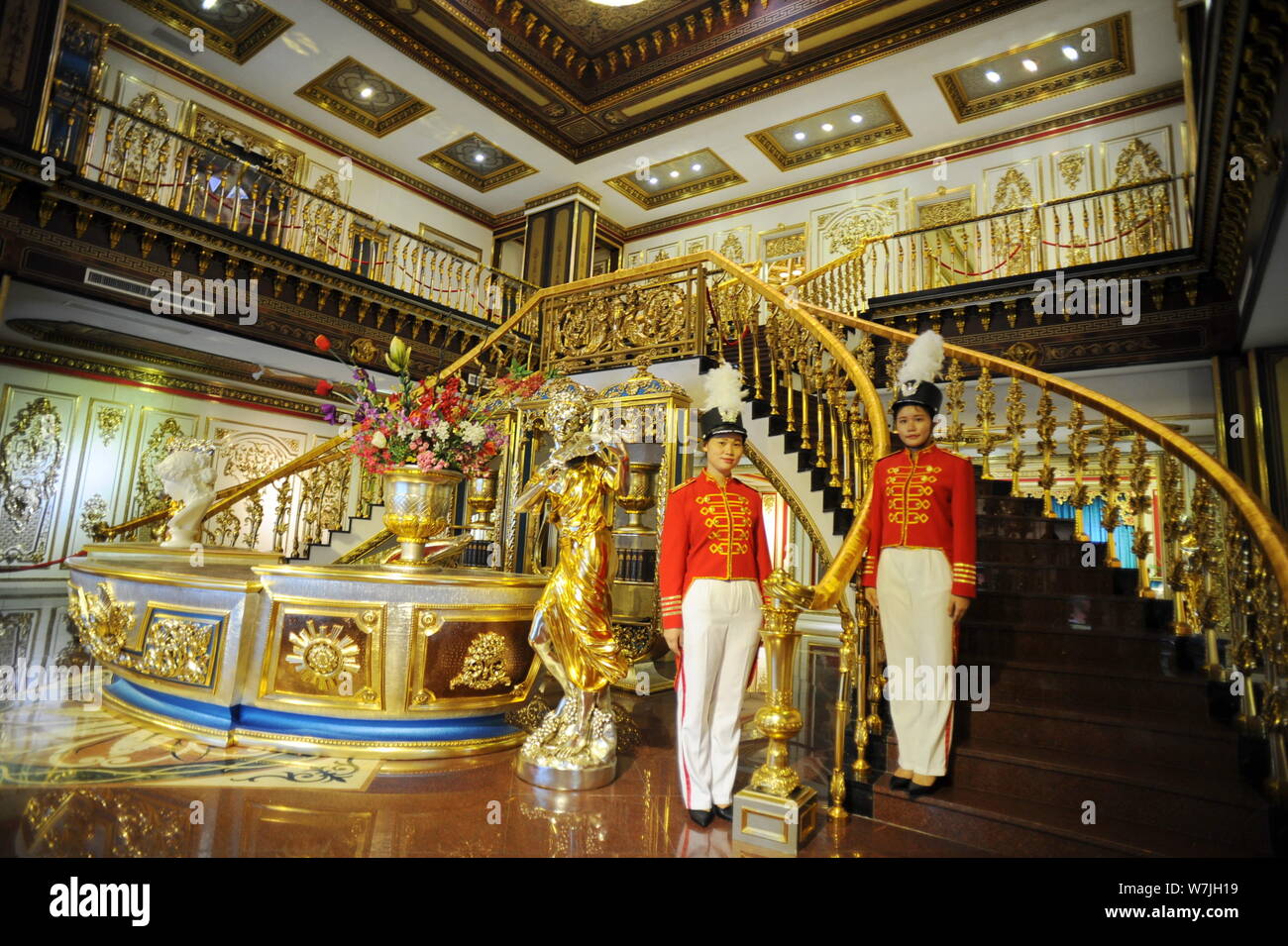 Palace servant hi-res stock photography and images - Alamy