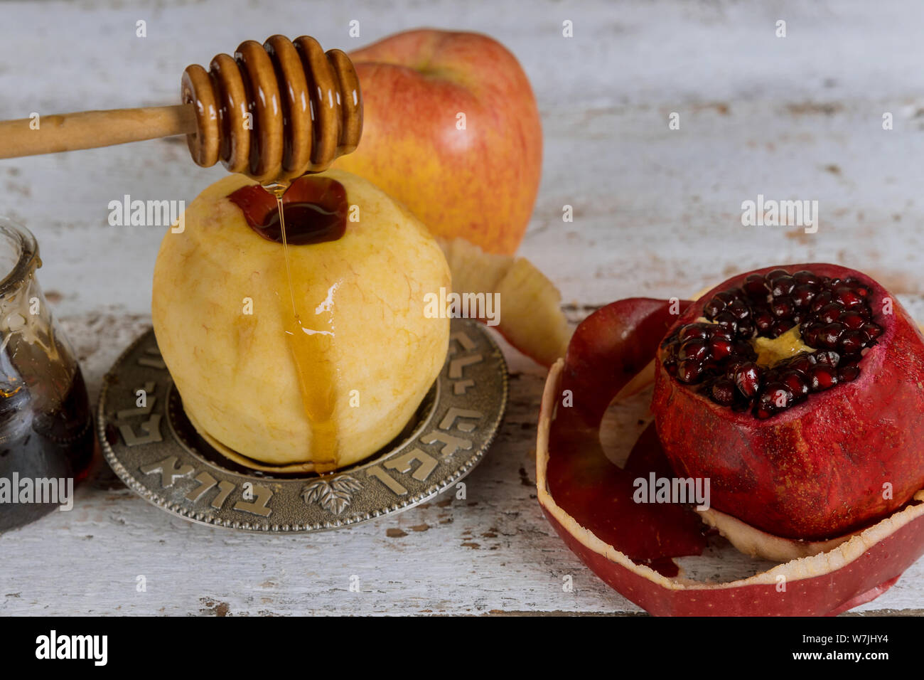 Jewish Holiday Rosh hashanah honey and apples with pomegranate ...