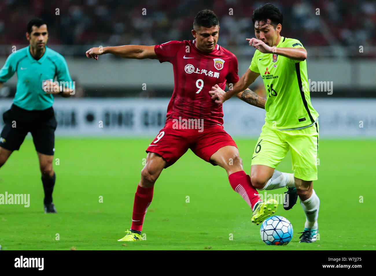 Brazilian football player Elkeson of China's Shanghai SIPG, left ...